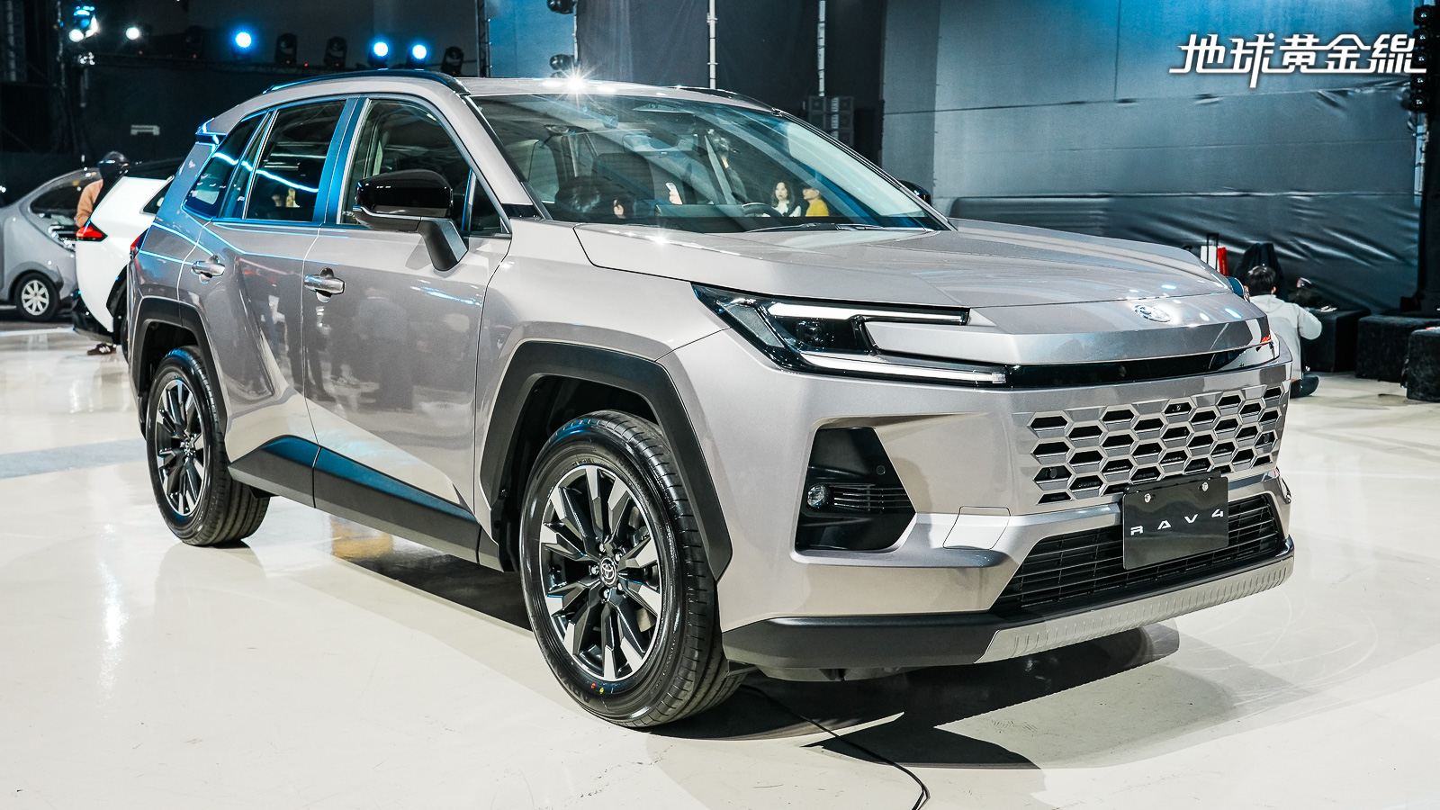Toyota RAV4大改6車型選購指南，尊爵+扛銷量主力旗艦等級最激推 | 地球黃金線