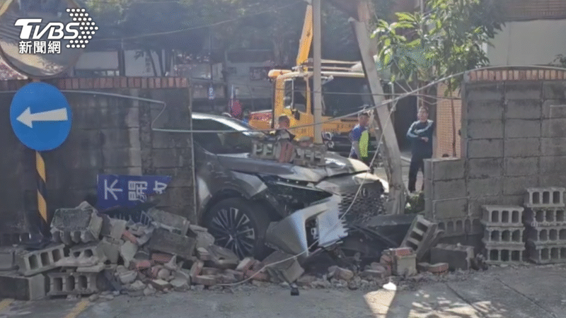 Mini追撞Lexus RX導致爆衝撞破圍牆！國民黨台中黨部停車場一片狼藉 | 地球黃金線